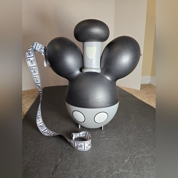Disney | Toys | Rare Disney Parks Steamboat Willie Mickey Ap Popcorn ...